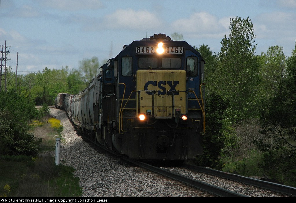 CSX 8462 leading Q326 down through the sag